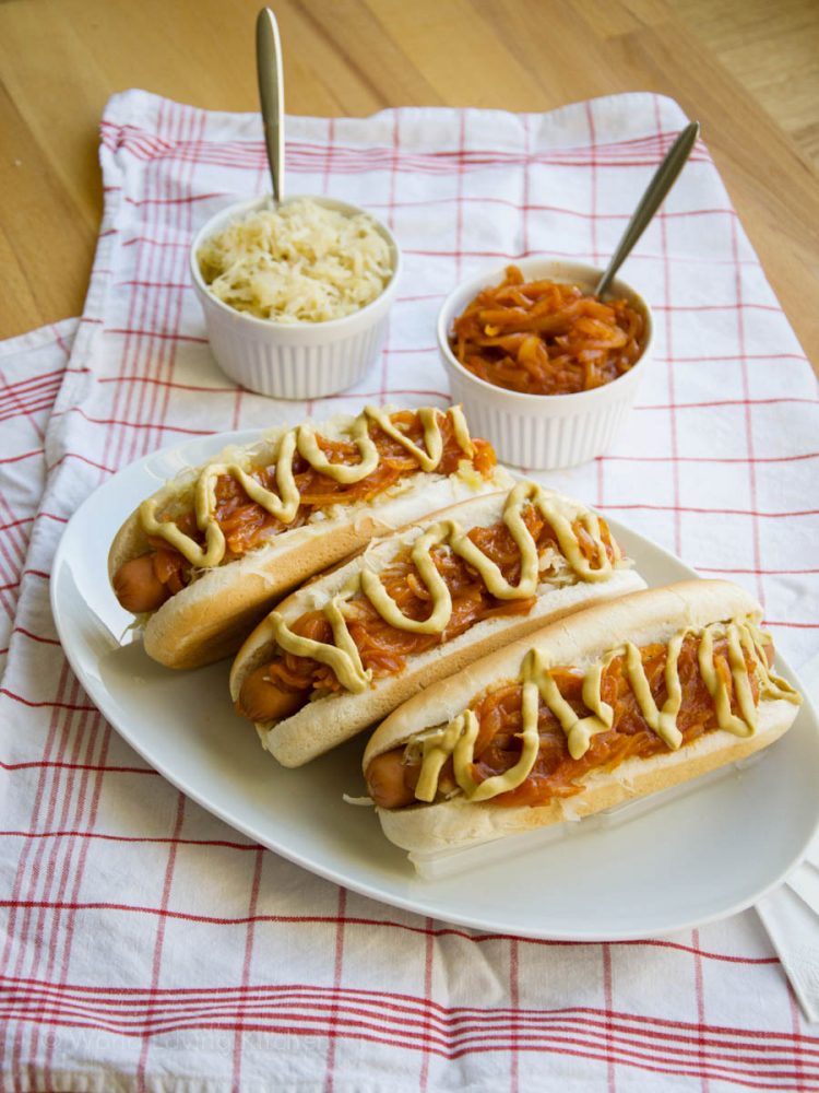 New York Style Hot Dog mit Sauerkraut & Zwiebelsauce – World Loving Kitchen